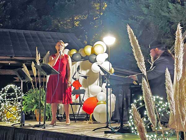 Hundreds enjoy Evening of Jazz in the museum's Faulkner Garden ...
